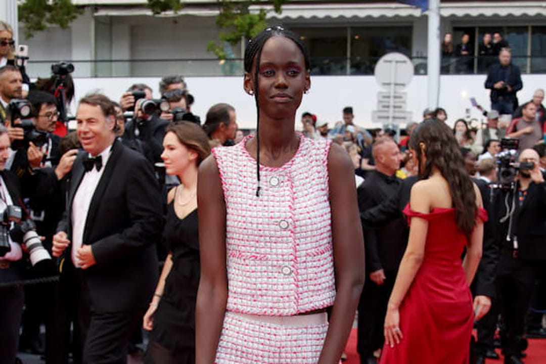 Ramata-Toulaye Sy en ensemble en tweed rose pastel Chanel