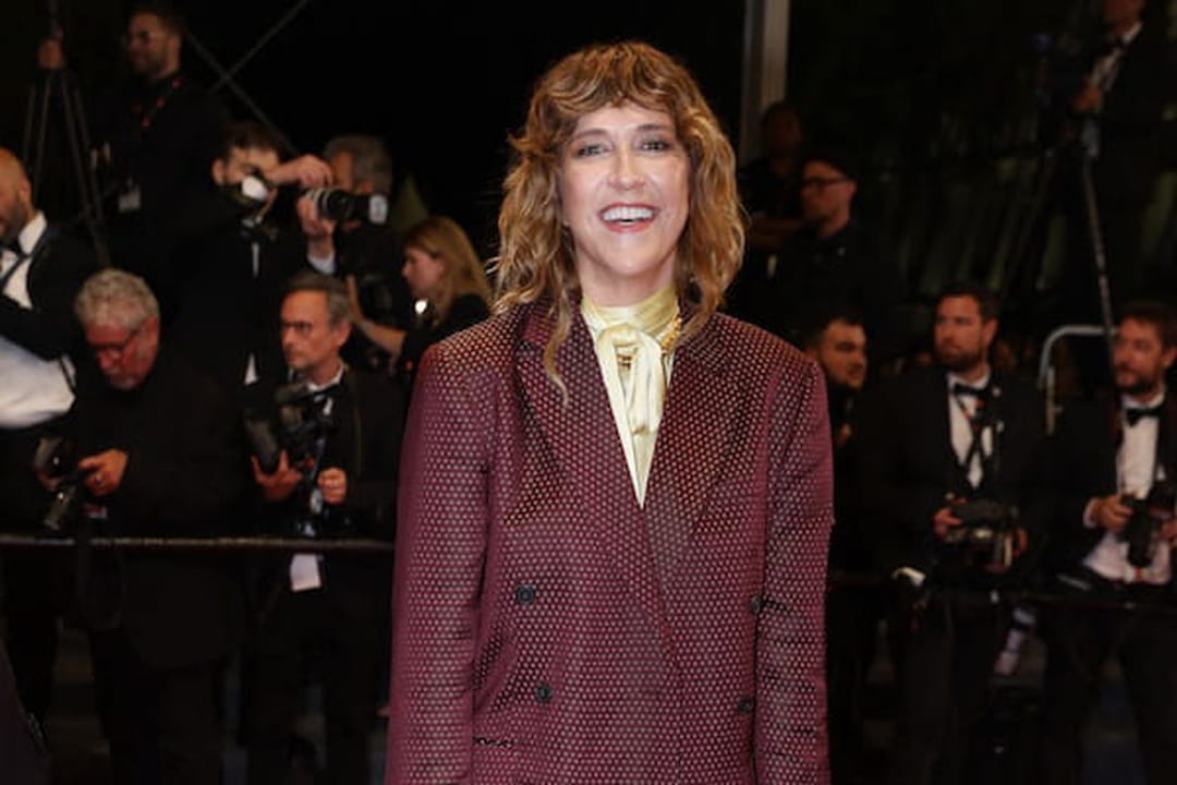 Dans un costume bordeaux, Daphné Burki dévoile l'alternative parfaite à ...