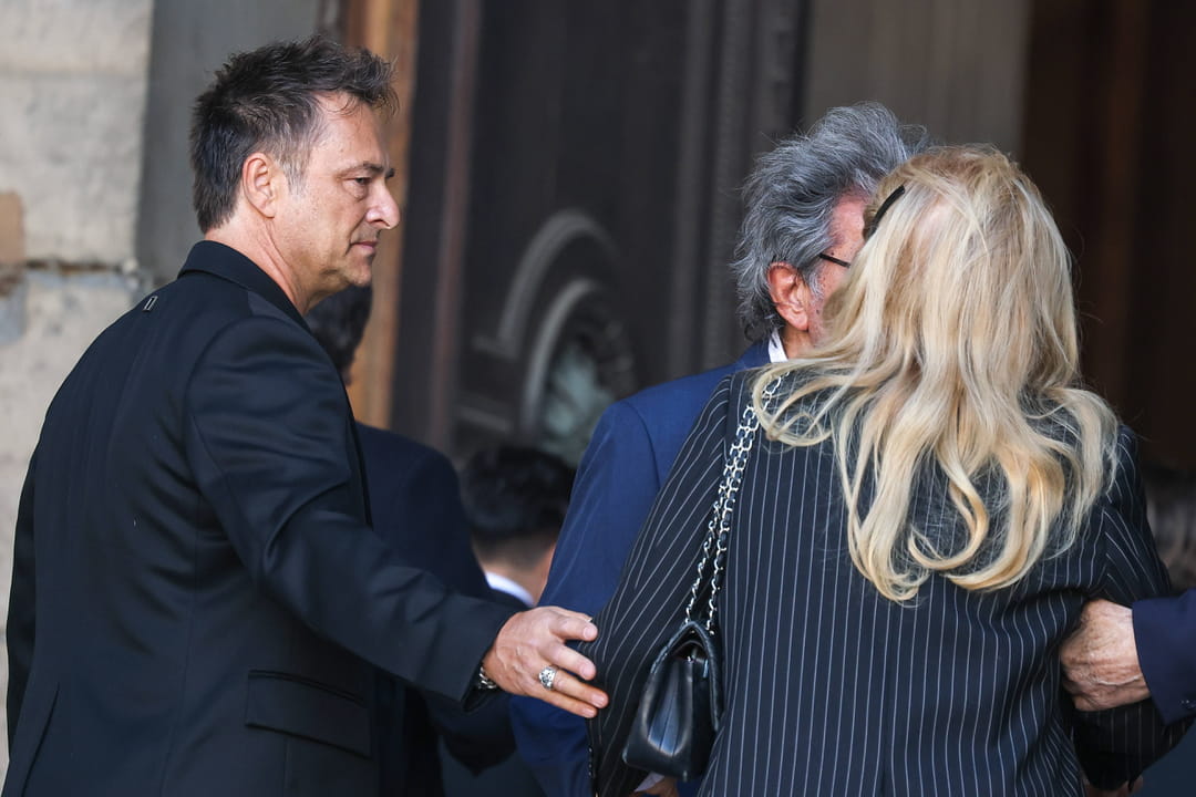 David Hallyday et sa mère Sylvie Vartan aux obsèques de Nathalie Baye