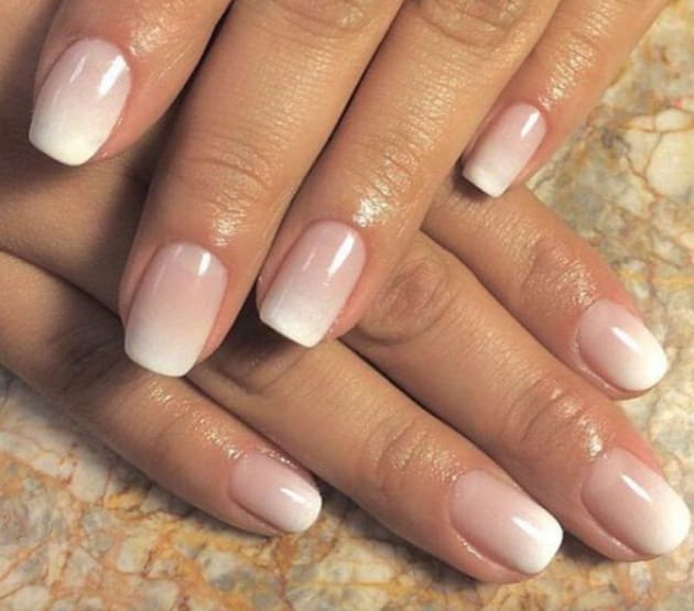 Une french manucure style Baby Boomer