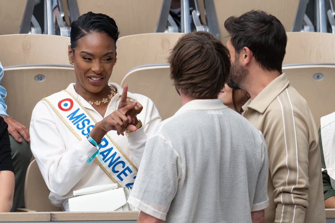 Angélique Angarni-Filopon (Miss France 2025) papote avec les VIP à ...