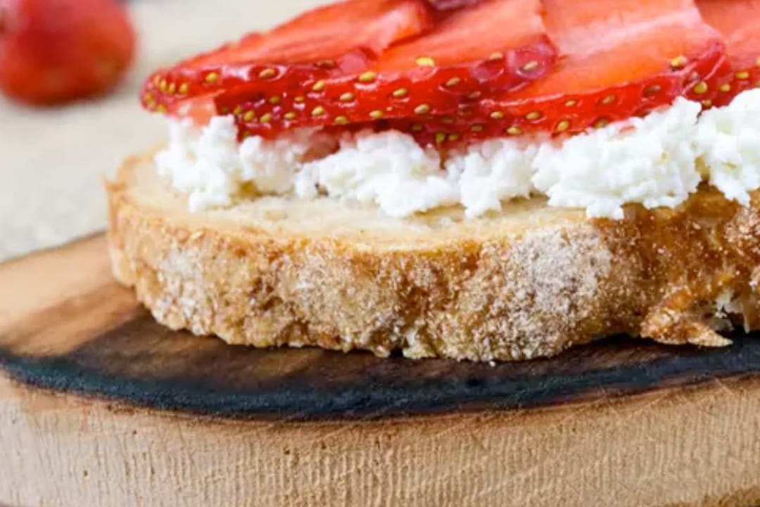 Toast au fromage de chèvre et fraises