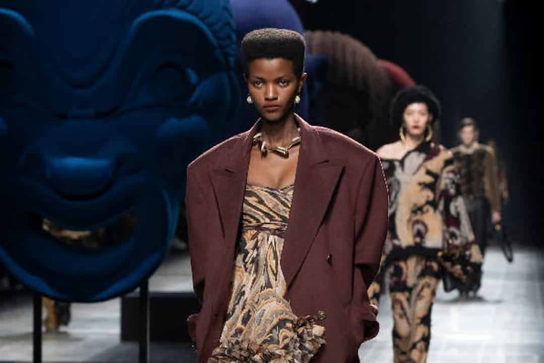 Robe à imprimé asymétrique et blazer oversize bordeaux aperçus sur le ...