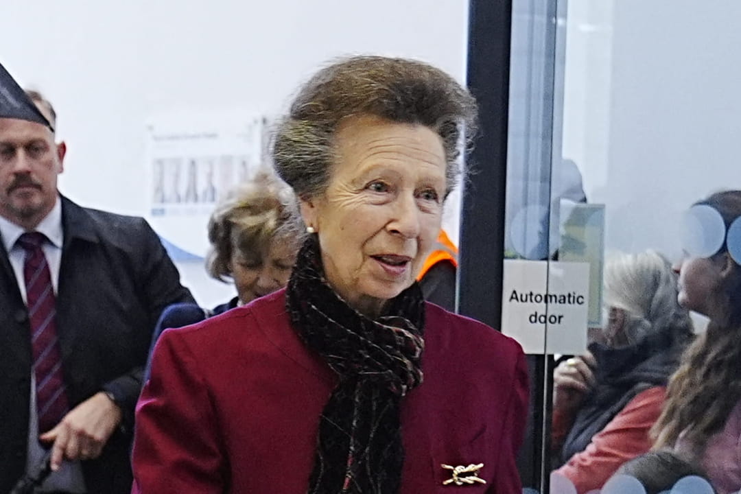 La princesse Anne s'affiche en bordeaux pour soutenir les victimes de ...