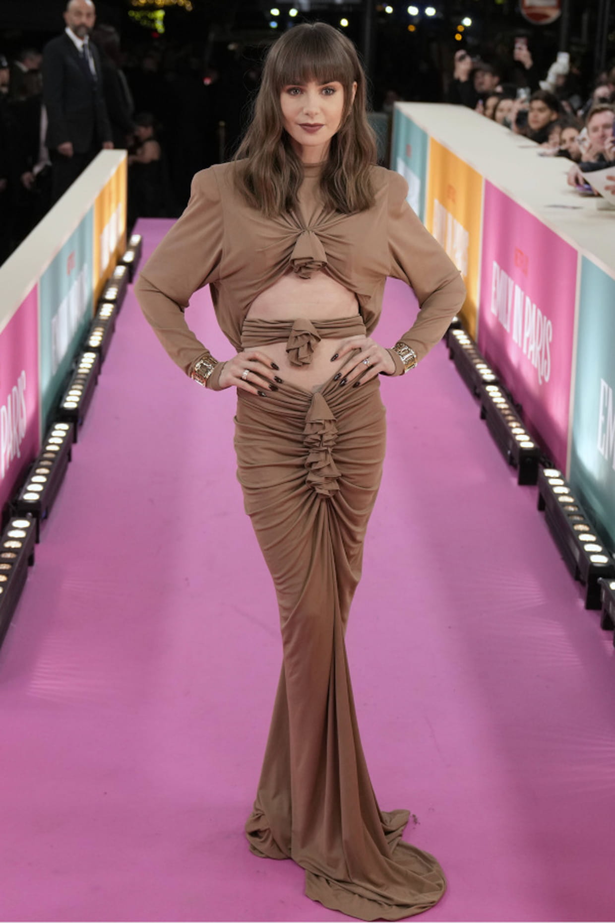 Lily Collins en robe sable à découpes et nœuds