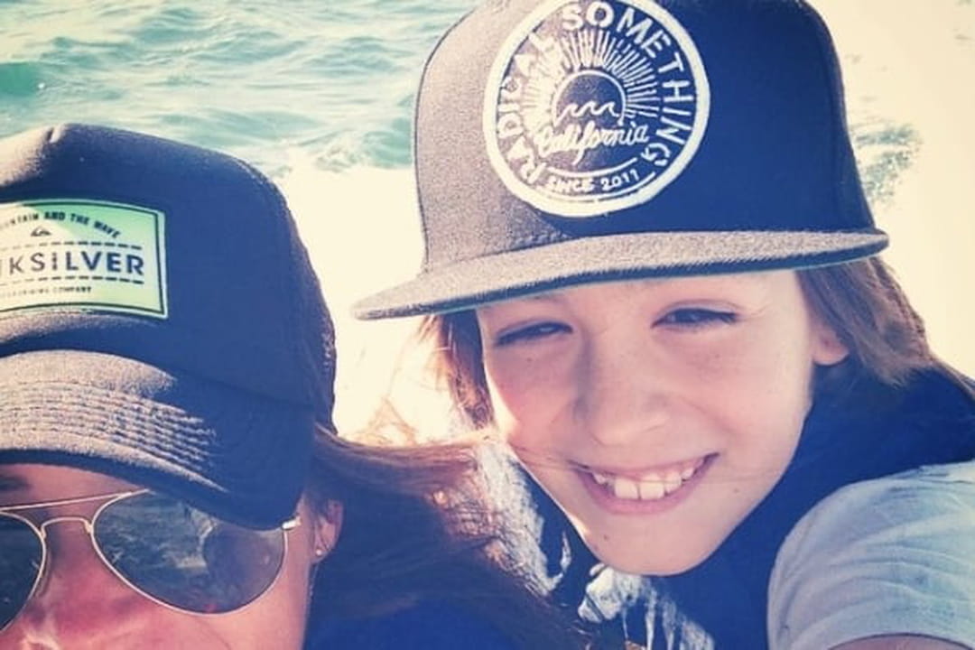 Holly Marie Combs et son fils en jet-ski