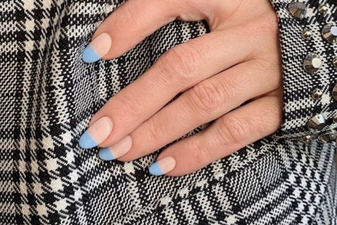 Une manucure à moitié bleue