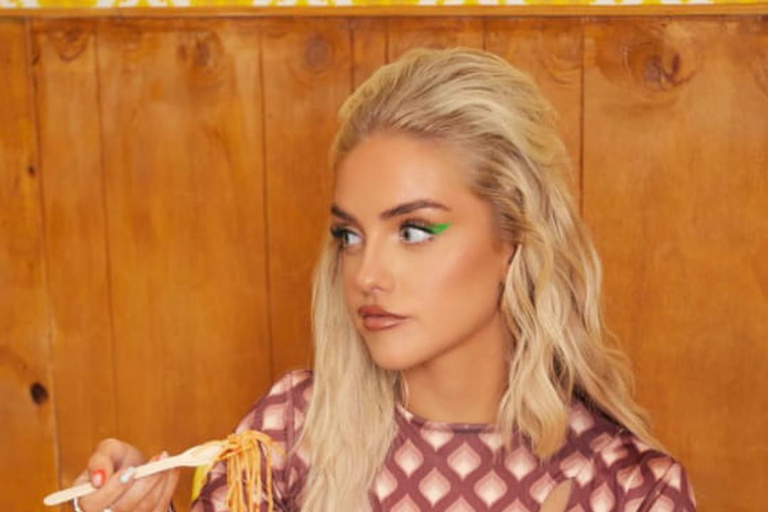 Le liner graphique vert de Chloé Frater