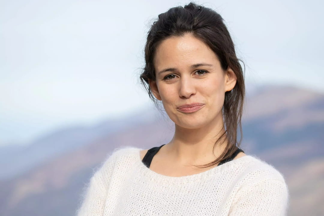 Lucie Lucas vit dans une ferme écologique en Bretagne
