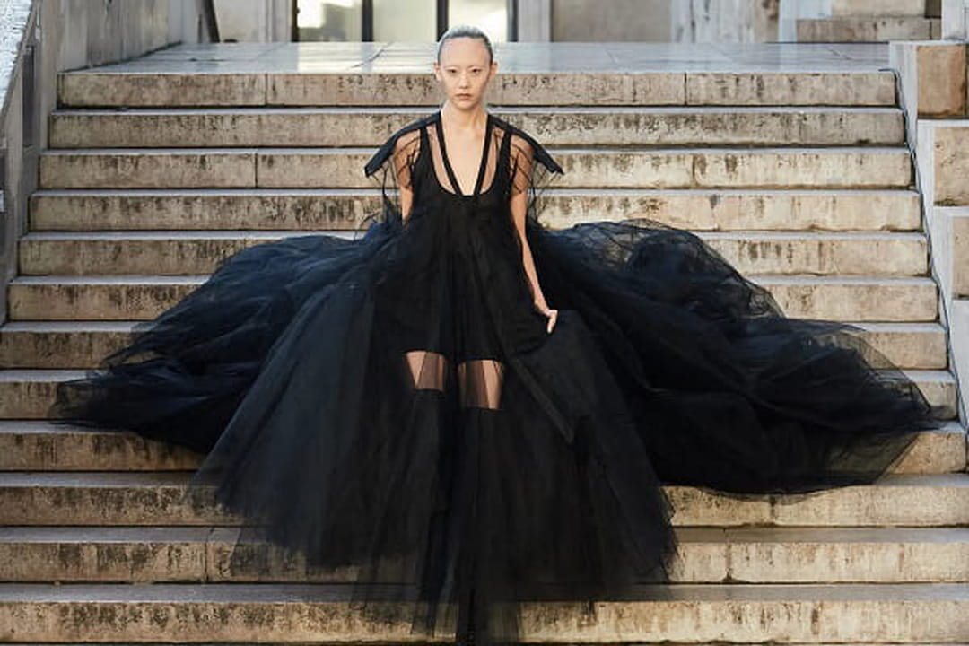 Silhouette Rick Owens en maxi robe noire à empiècements transparents