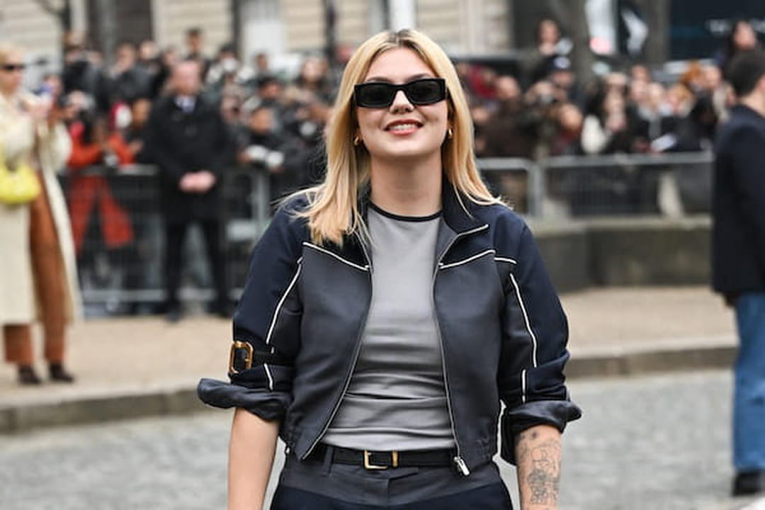 Louane ose le total look Miu Miu et donne une leçon de style
