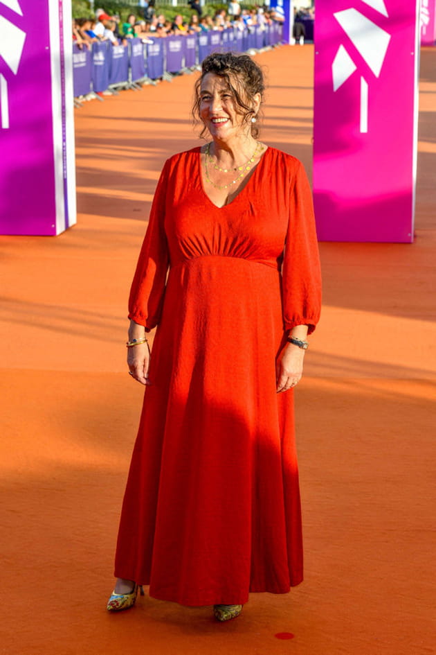 Noémie Lvovsky en robe rouge