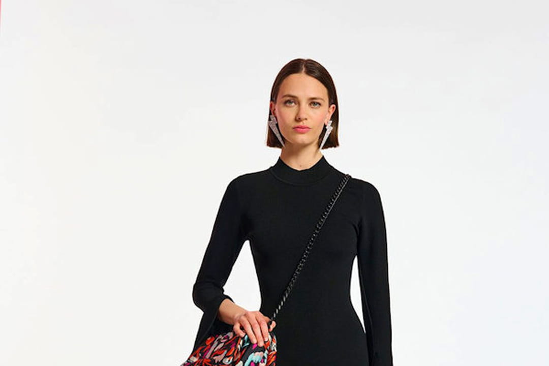 Robe noire en maille avec manches trompettes