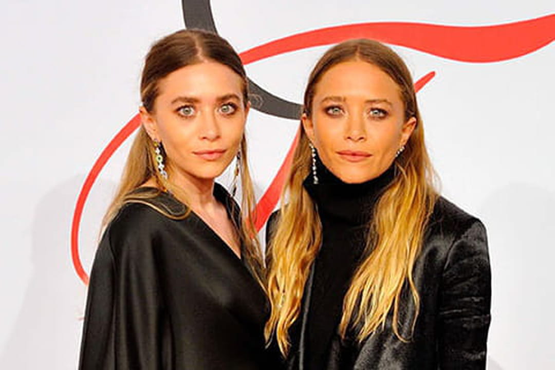 Mary-Kate et Ashley Olsen en ensembles noirs
