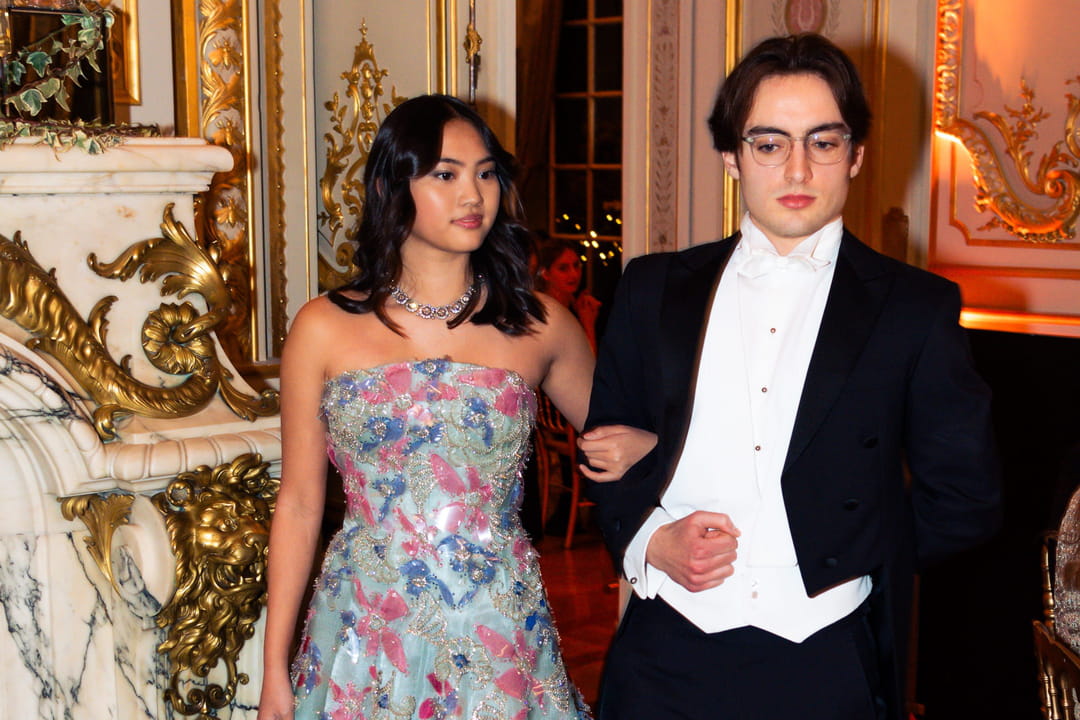 Yvette Yao et son cavalier Maxence de Lanversin font leur entrée dans ...