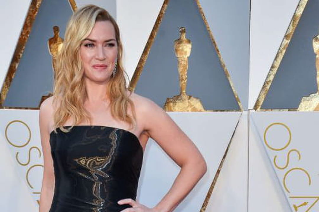 Kate Winslet en robe bustier irisée