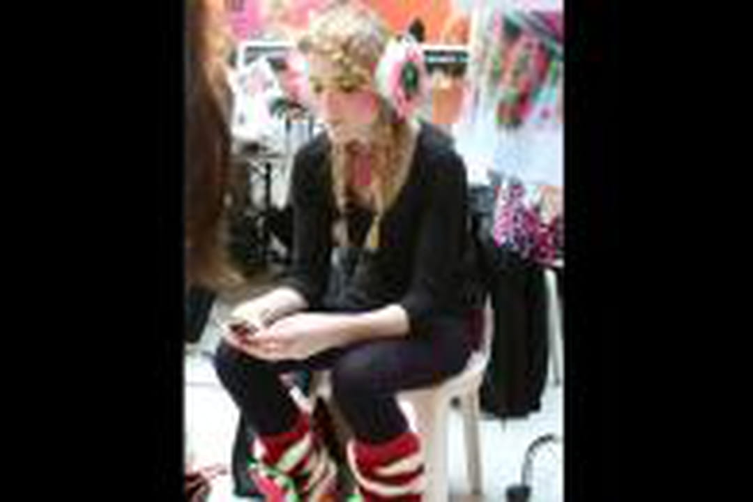 Un mannequin qui fait une partie de Candy Crush