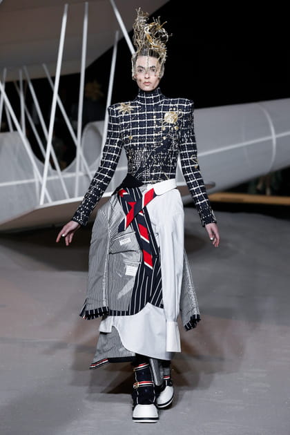 Top à carreaux et jupe tailleurs aperçus sur le défilé Thom Browne