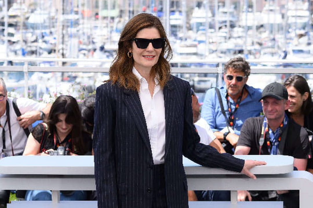 Chiara Mastroianni en smoking bleu marine à très fines rayures et ...