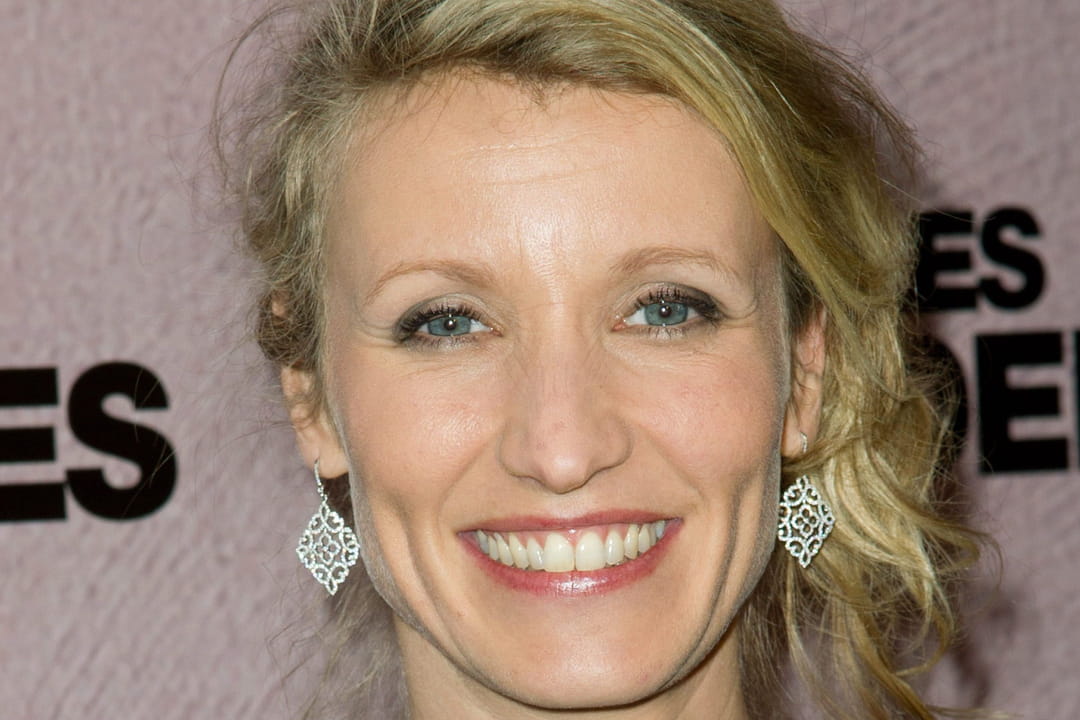 Le chignon one side hair d'Alexandra Lamy