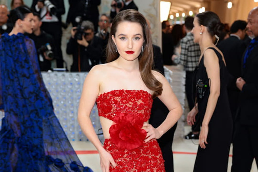 Kaitlyn Dever en robe bustier rouge cut out Michael Kors