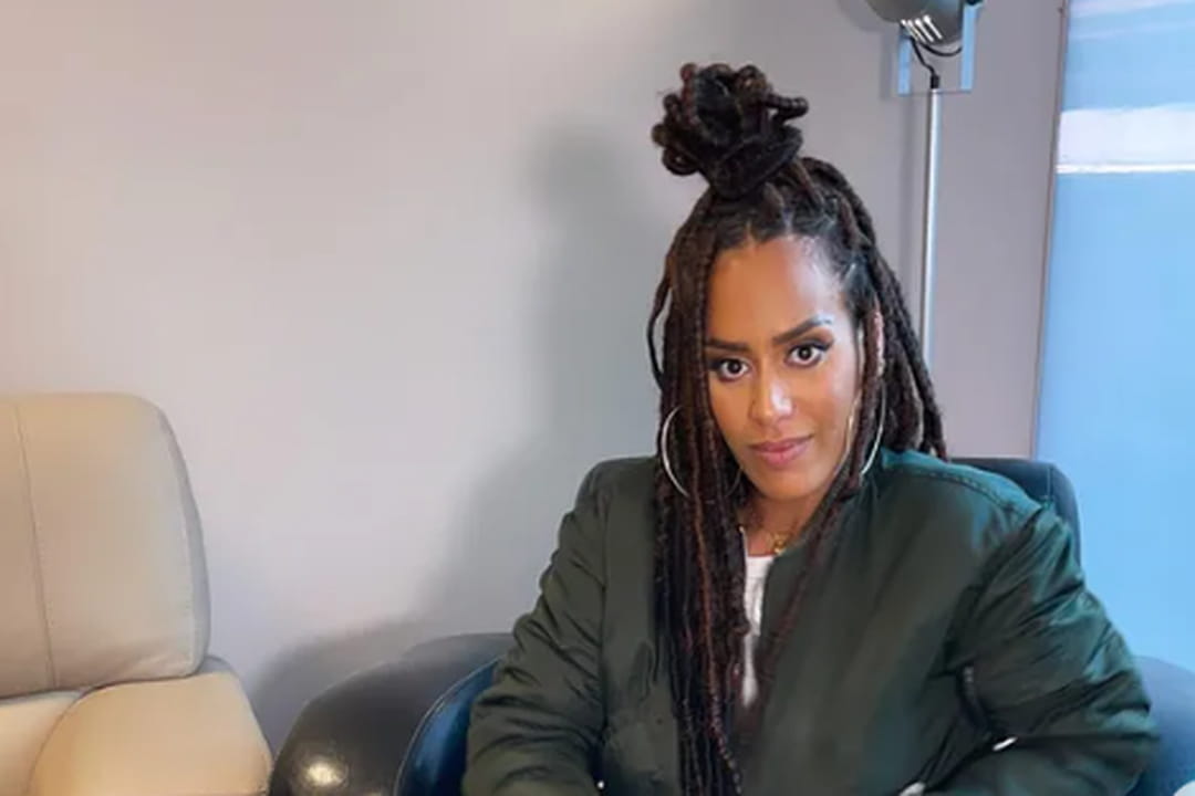 Les tresses africaines coiffées en demi bun d'Amel Bent