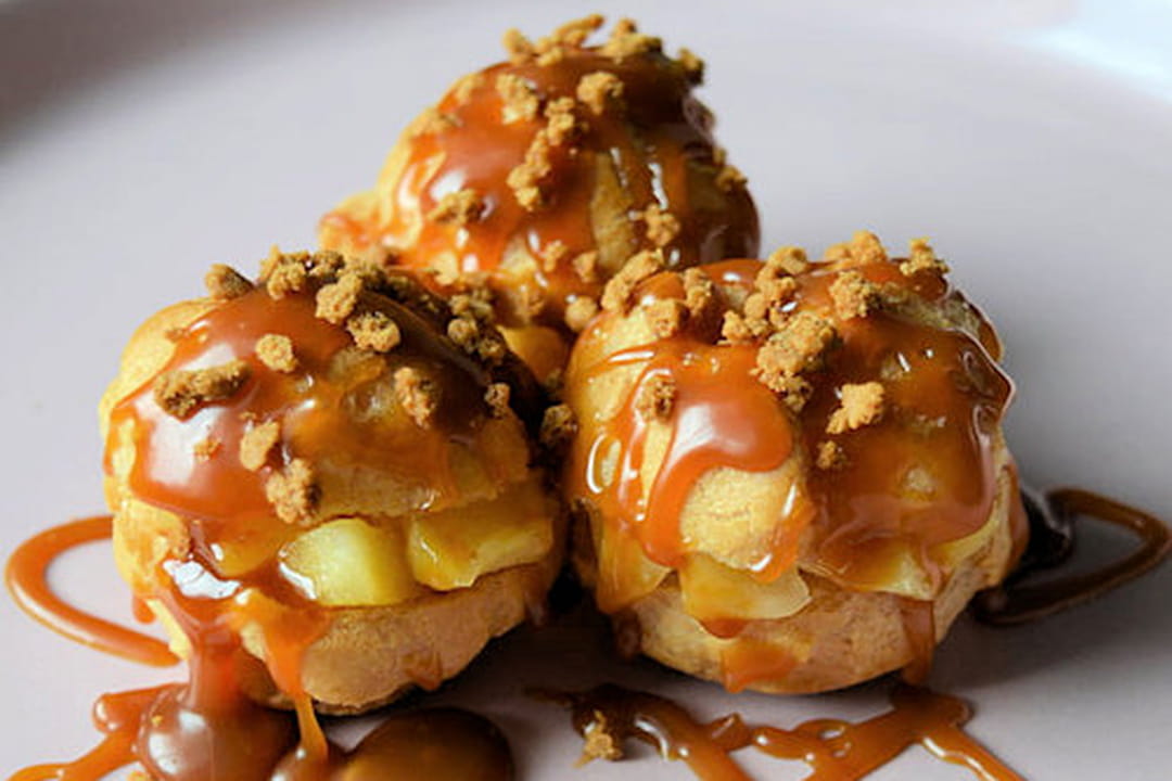 Choux à la pomme et au caramel
