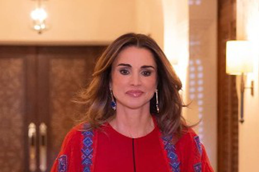En tenue traditionnelle, la reine Rania de Jordanie apparait rayonnante