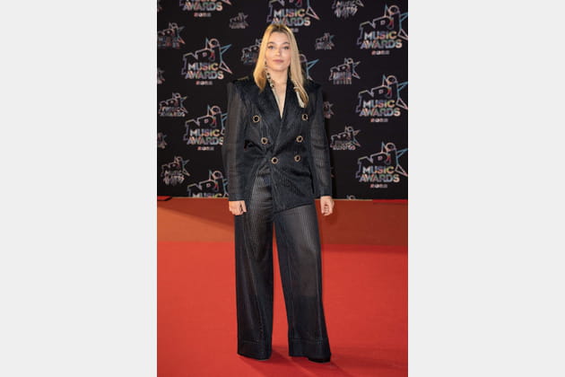 Samanta Cotta en ensemble blazer pantalon rayé