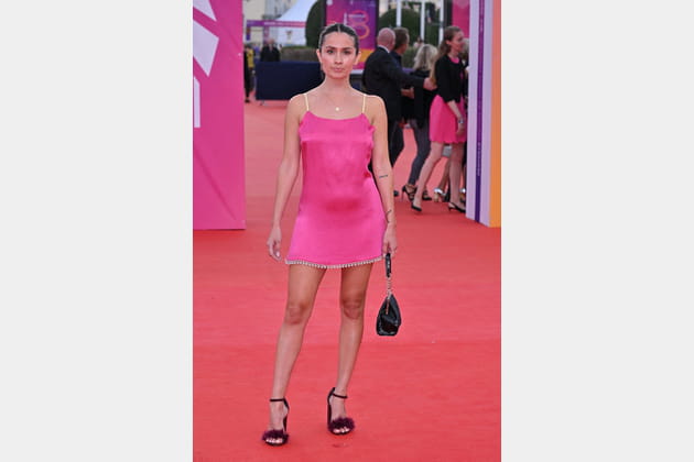 Ali Richey en mini robe rose