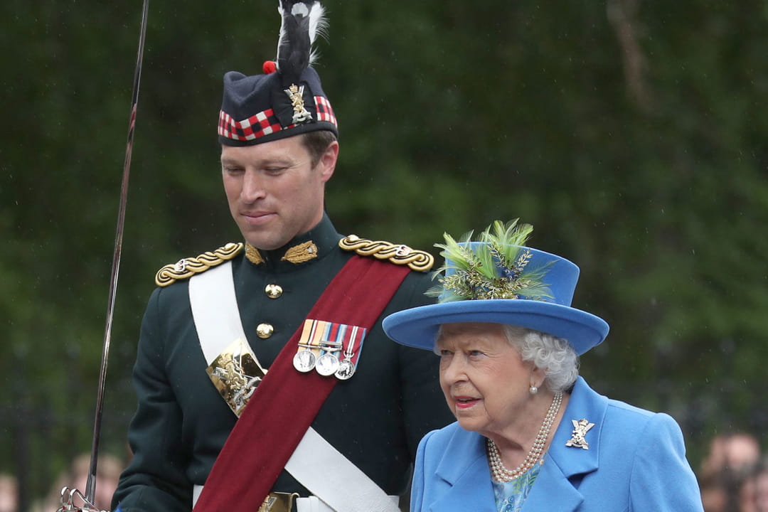 Le major Jonathan Thompson avec la reine Elizabeth II à Balmoral en 2018