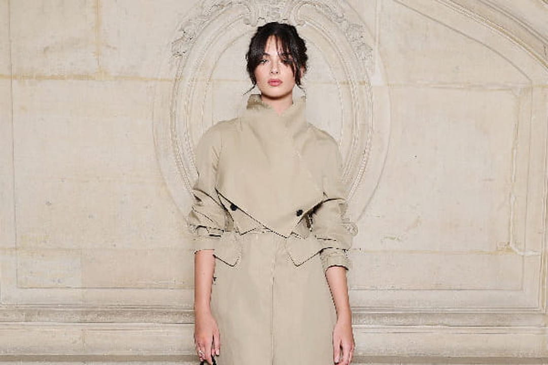 Deva Cassel en trench beige au défilé Dior haute couture printemps-été 2024