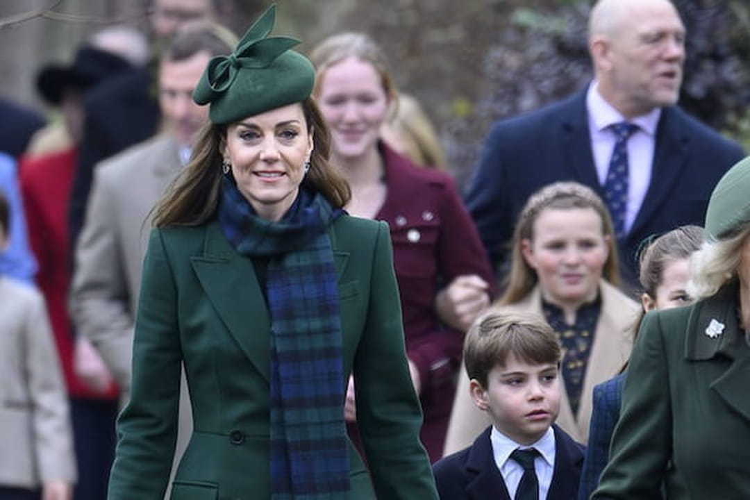 Kate Middleton est parfaitement dans le thème de Noël avec son manteau ...