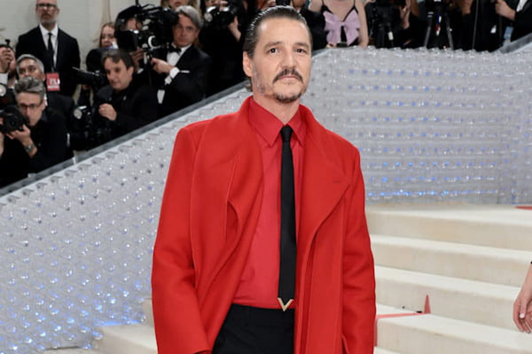 Pedro Pascal en manteau rouge et short noir Valentino