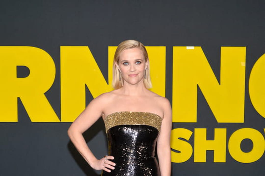 Reese Witherspoon en robe bustier noir et doré à sequins