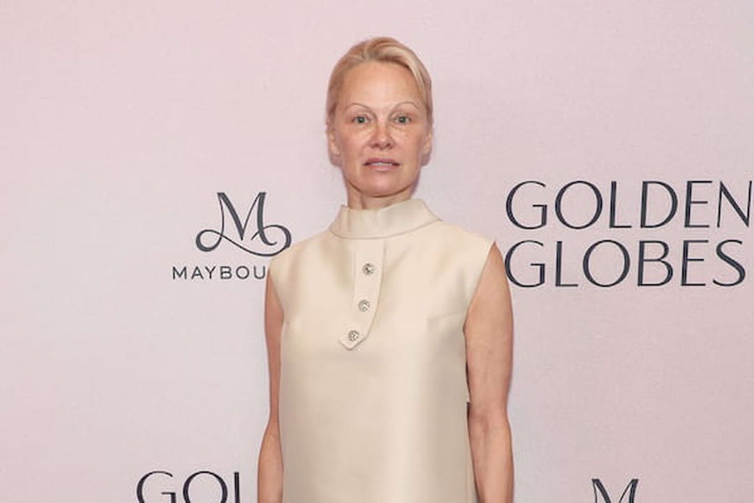 Pamela Anderson fait rimer minimalisme et élégance dans sa robe crème