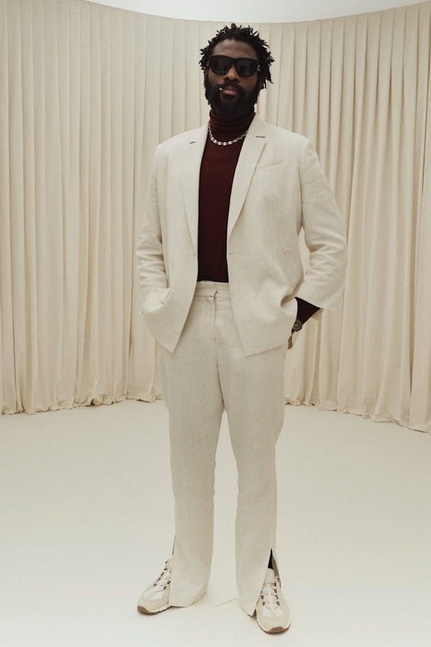 Damso en costume blanc au défilé Jacquemus "Le Raphia"