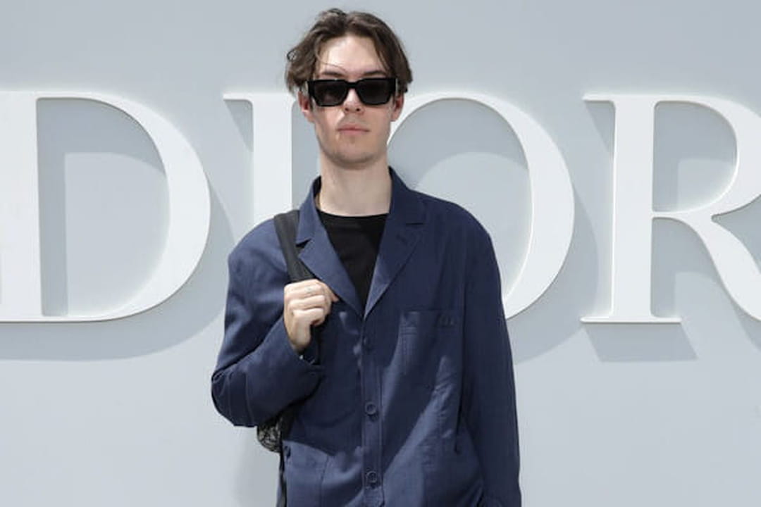 Sébastien Frit en blazer bleu marine et bermuda assorti