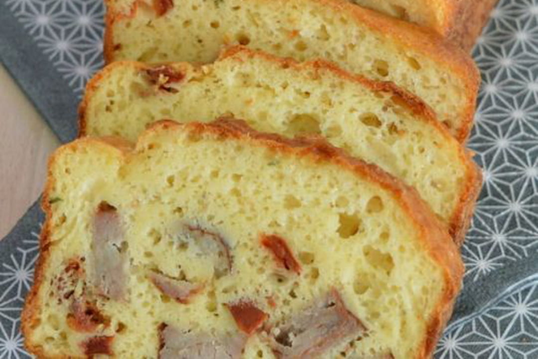 Cake chipolata, tomate séchée et thym