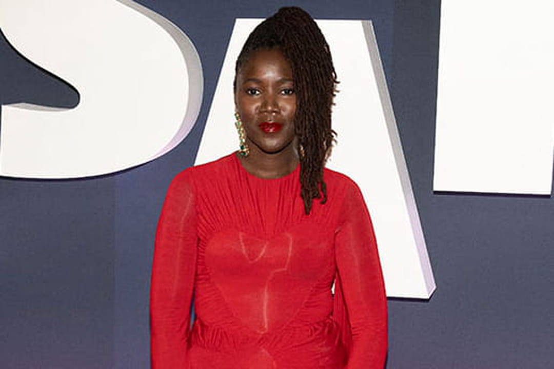 Alice Diop en robe rouge fluide Acne Studios