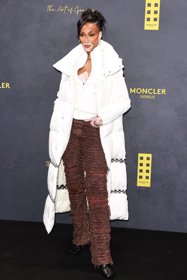 Winnie Harlow en doudoune longue blanche et polo zippé au défilé ...