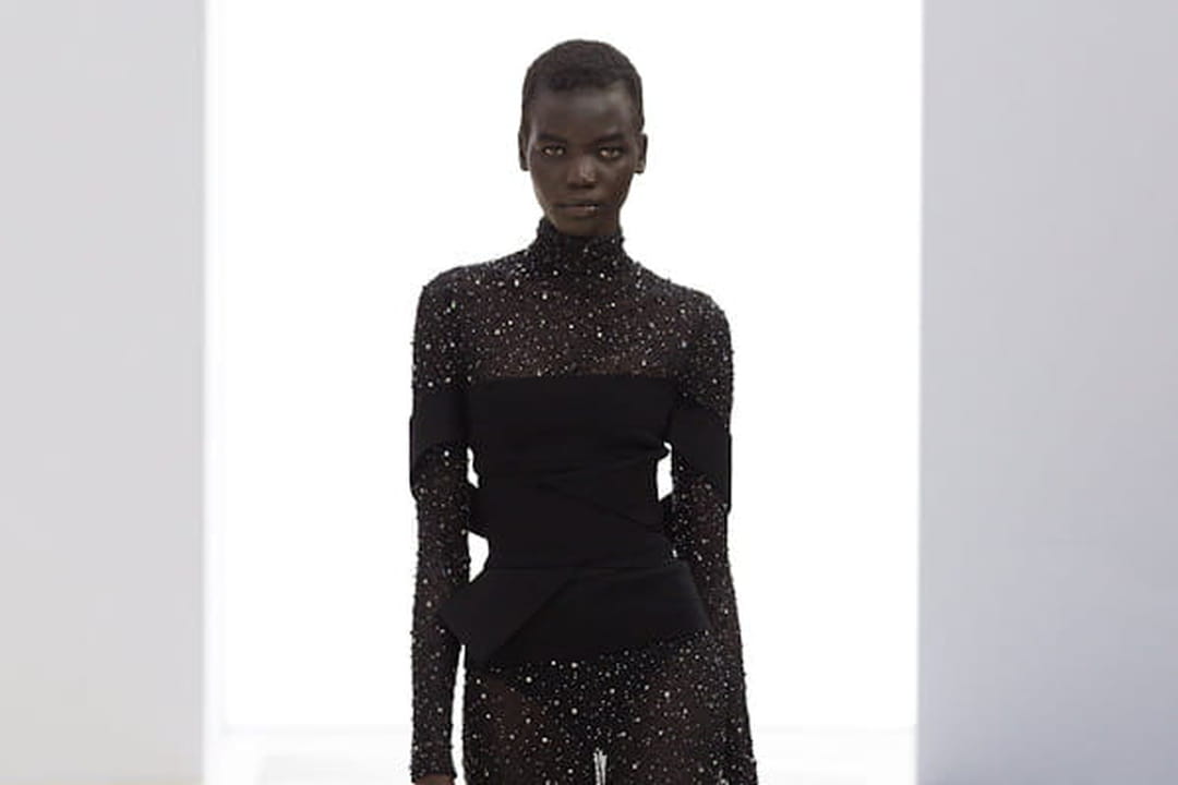 Robe noire transparente sur un body bustier aperçus sur le défilé Fendi ...