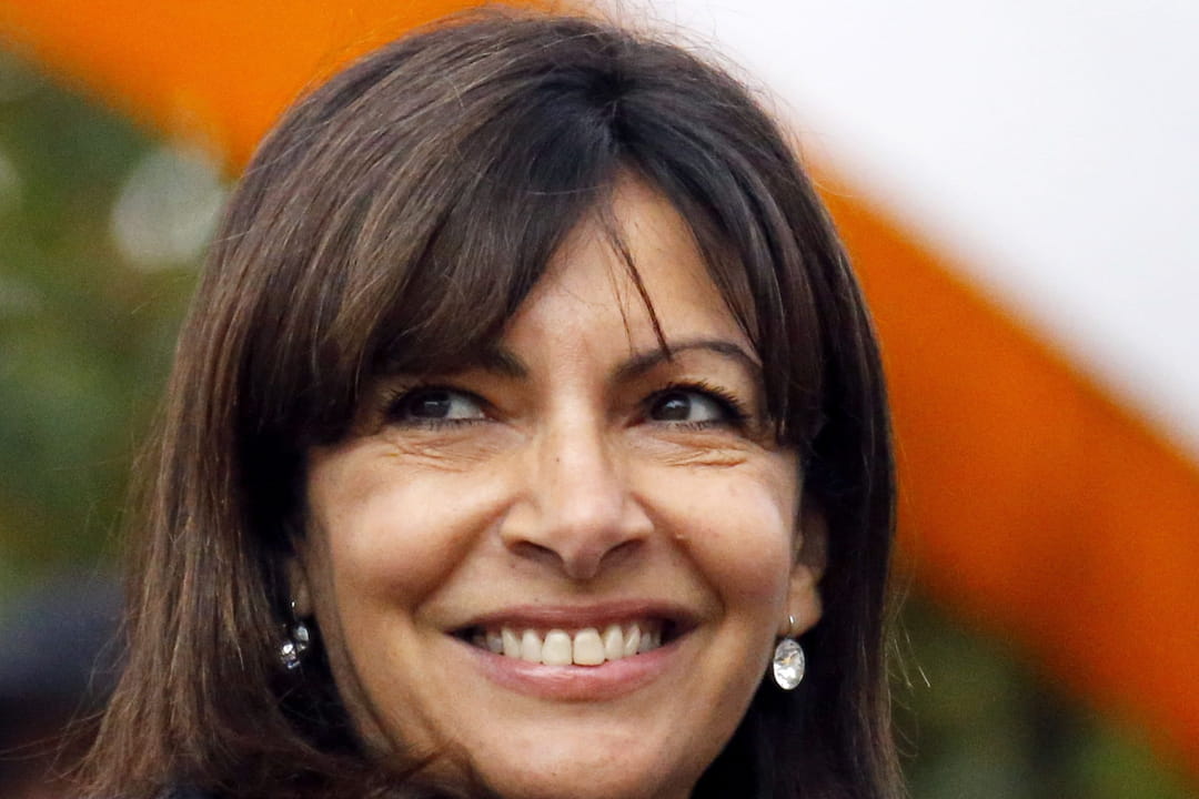 Anne Hidalgo se lance des fleurs