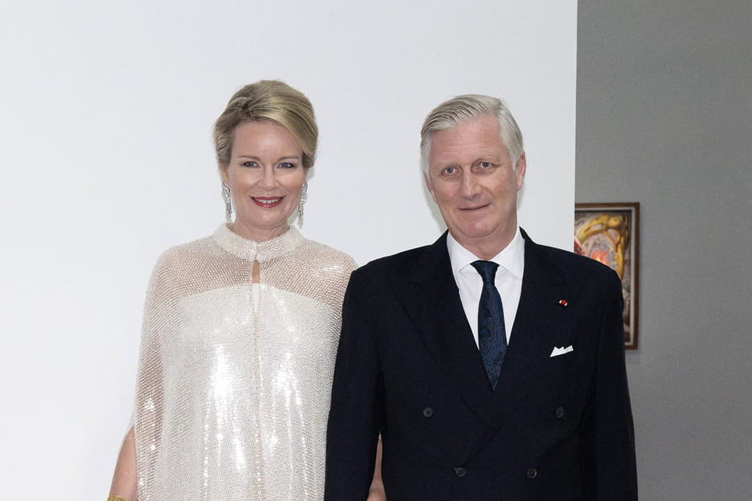 Mathilde de Belgique avec une cape en soie brodée de pierres