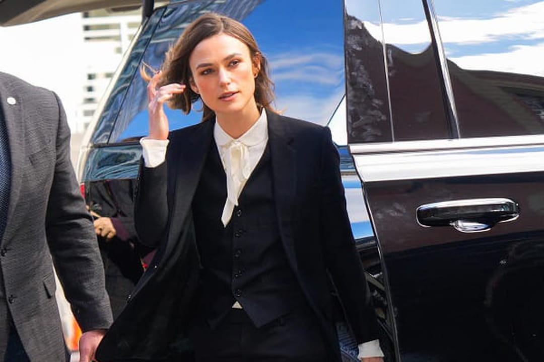 Keira Knightley en costume trois pièces et chemise blanche à col ...