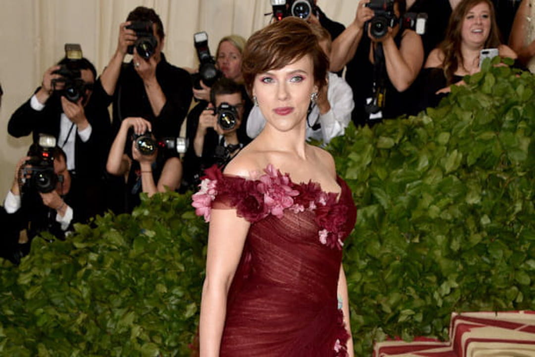 Scarlett Johansson en robe rouge et rose