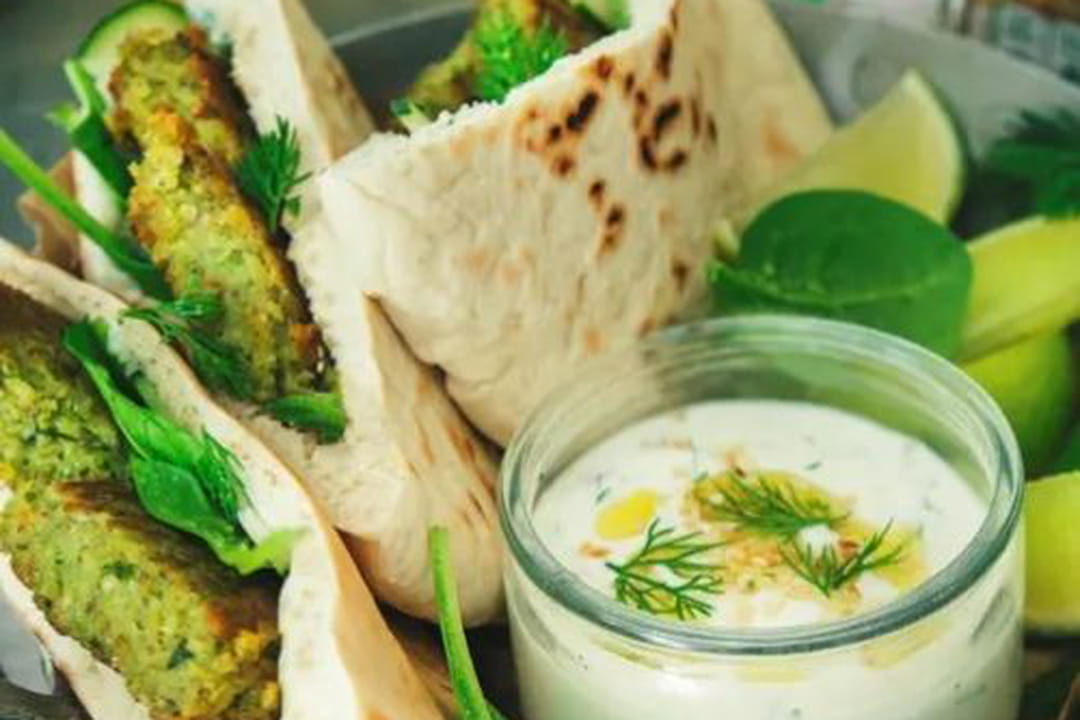 Sandwich aux falafels de quinoa et lentilles aux épinards, sauce au yaourt