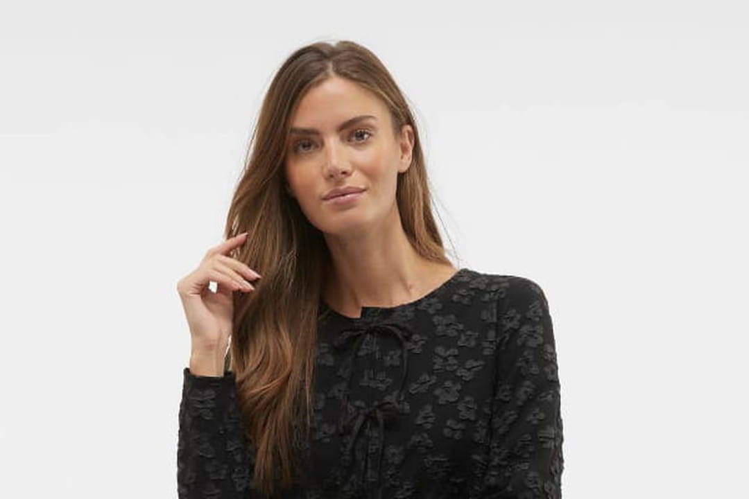 Robe noire à col noué