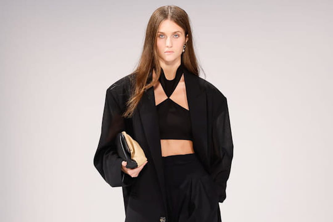 Costume noir loose et brassière à encolure américaine aperçus sur le ...