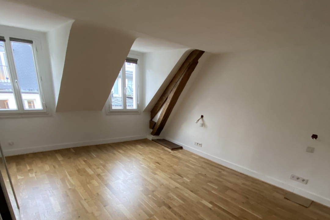 Avant : une spacieuse chambre sous les toits à exploiter